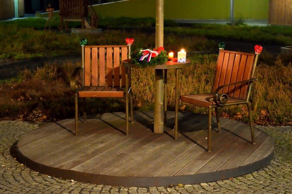 Lavička Václava Havla stojí ve Washingtonu i u vstupu do Českého ...